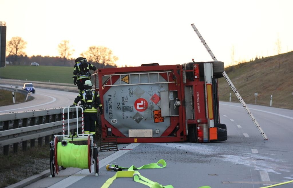 Lastwagen mit Gefahrgut umgekippt: A94 stundenlang in beide Richtungen gesperrt