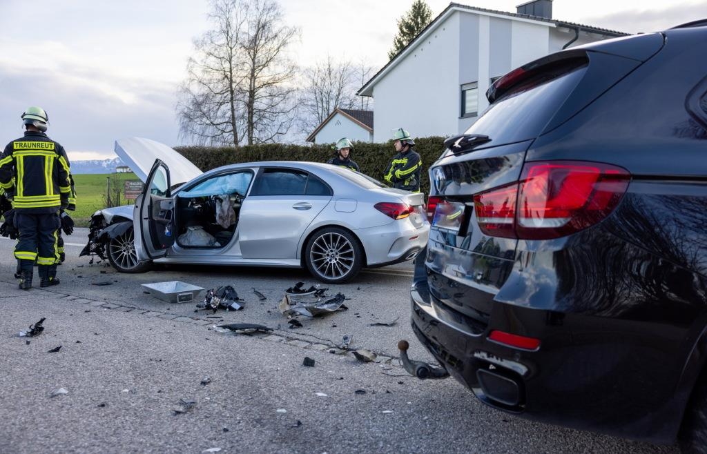 Mercedes fährt in BMW: 40.000 Euro Schaden bei Autounfall in Traunreut