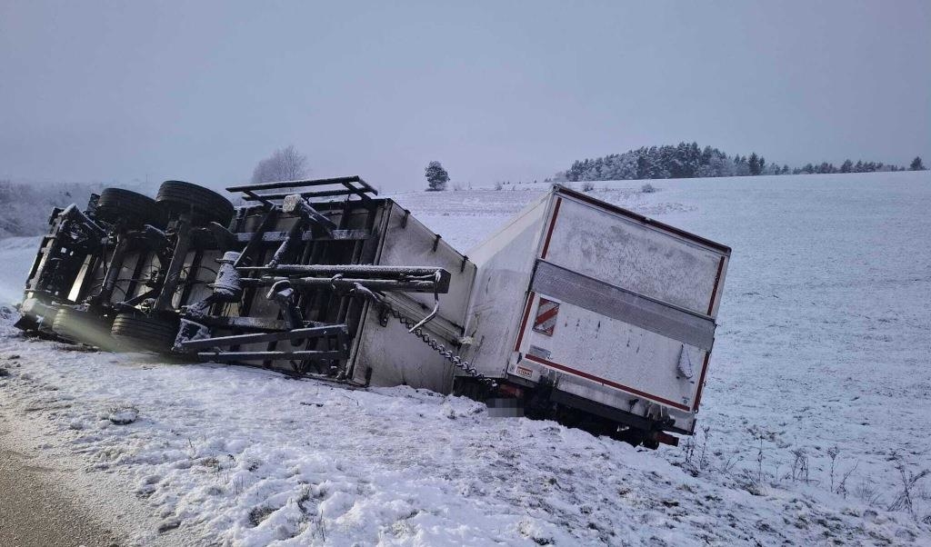 Nach achtstündiger Sperre: B85 bei Patersdorf ist wieder freigegeben – Lkw geborgen