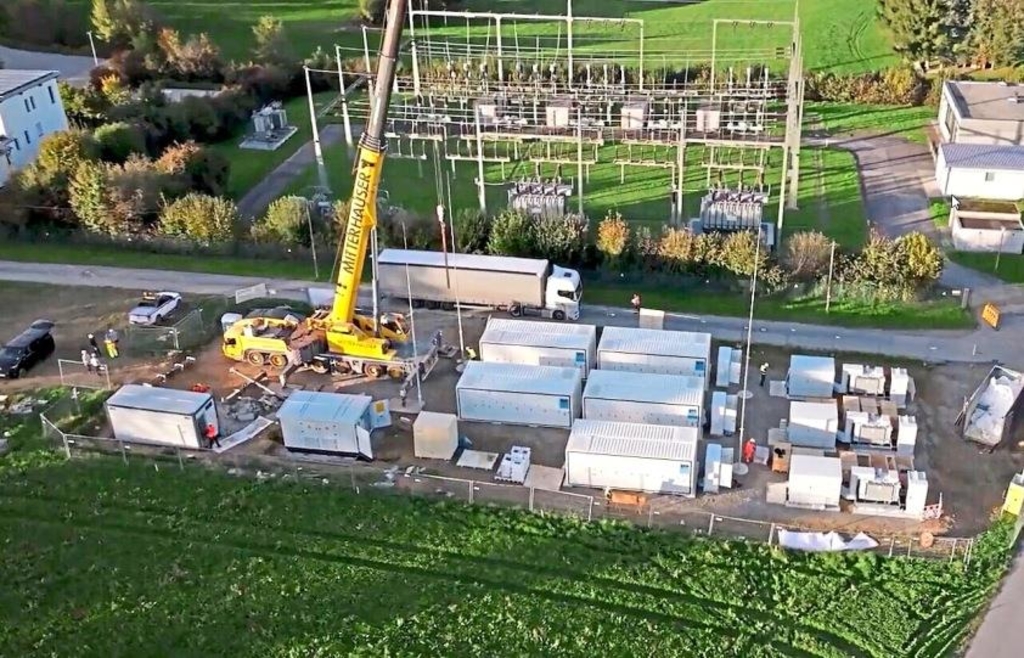 Batteriespeicher mit zehn Batteriemodulen neben Umspannwerk gebaut