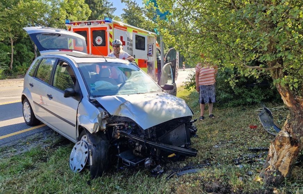 Frau prallt mit Auto gegen Baum – nur leicht verletzt