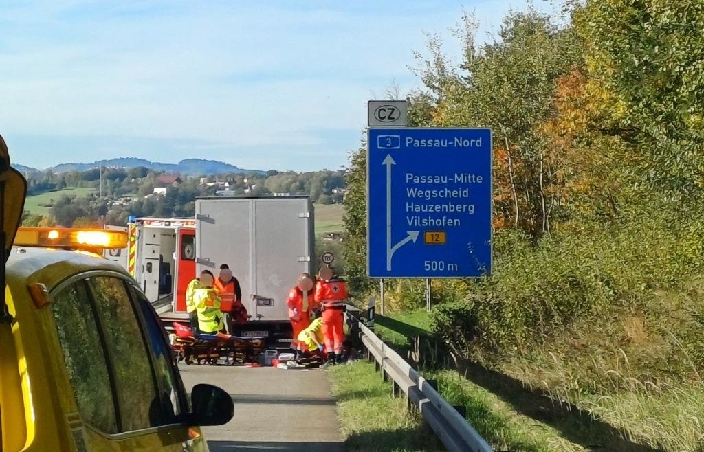 29-Jähriger auf A3 bei Passau von Lkw erfasst und schwer verletzt