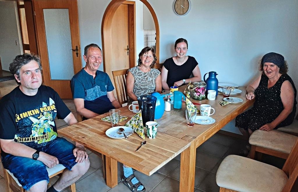 Diakon Mario Unterhuber segnet die Räumlichkeiten der Wohngemeinschaft ...