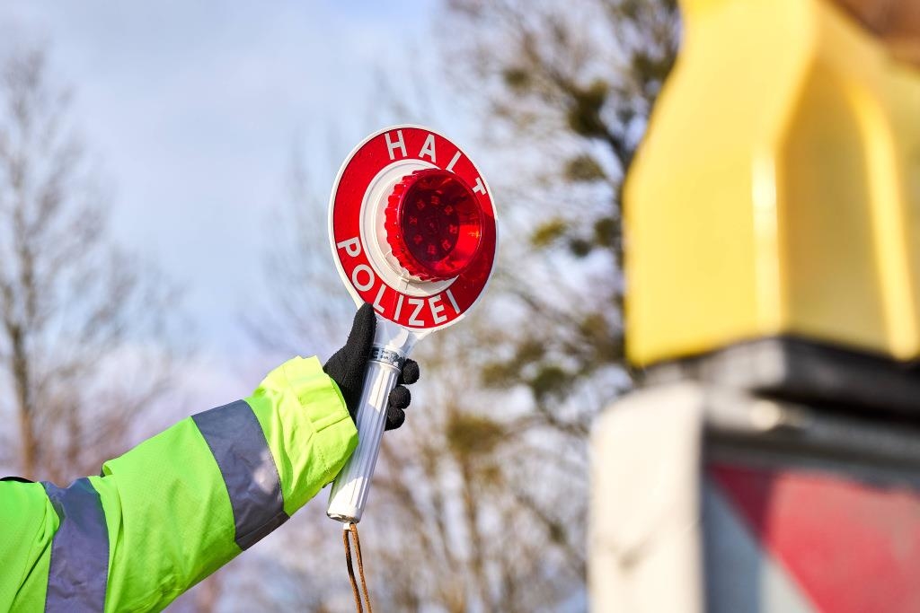 Auto kommt auf B299 bei Altdorf von Straße ab: Person eingeklemmt
