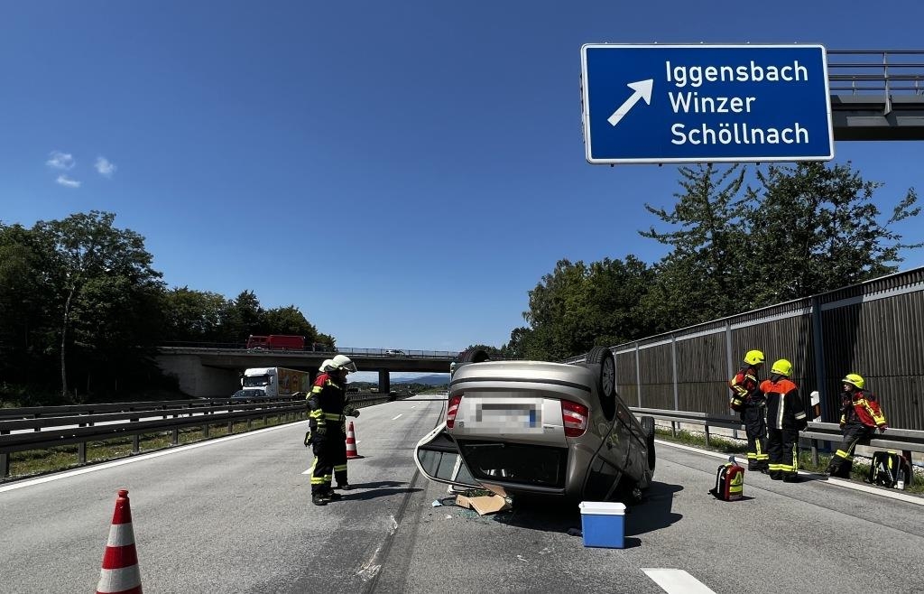 Auf A3 auf dem Dach gelandet: Drei Verletzte nach Unfall bei Iggensbach