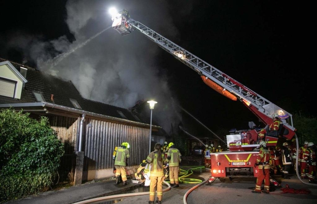 Zwei leicht Verletzte und hoher Schaden bei Hausbrand im Landkreis ...