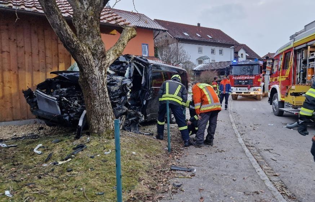 Kleinbus prallt in Ruhstorf gegen Baum: Fahrer (59) schwerst verletzt