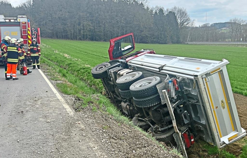 Lastwagen kippt bei Hebertsfelden auf die Seite: Fahrer leicht verletzt