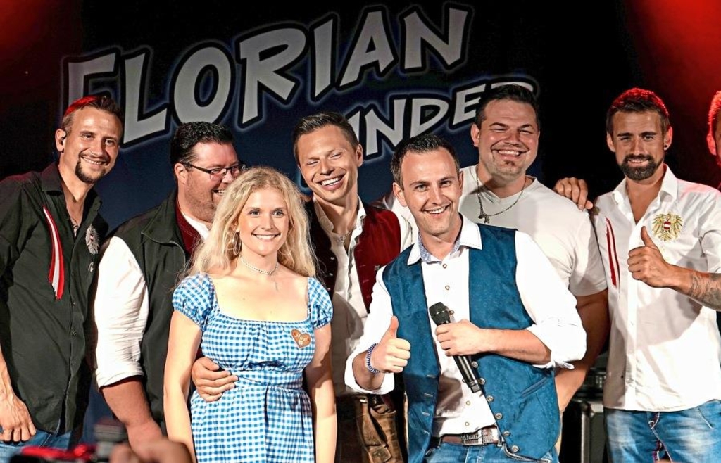 Florian Binder feiert mit 700 Schlagerfans in Schöllnach sein Bühnenjubiläum