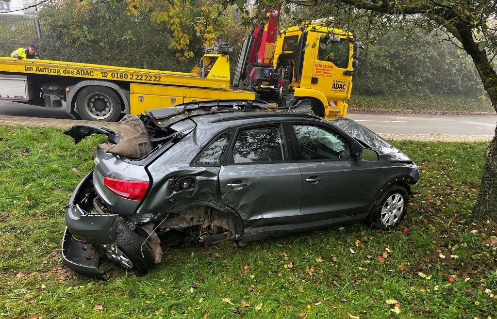 Auto prallt bei Mengkofen gegen Baum