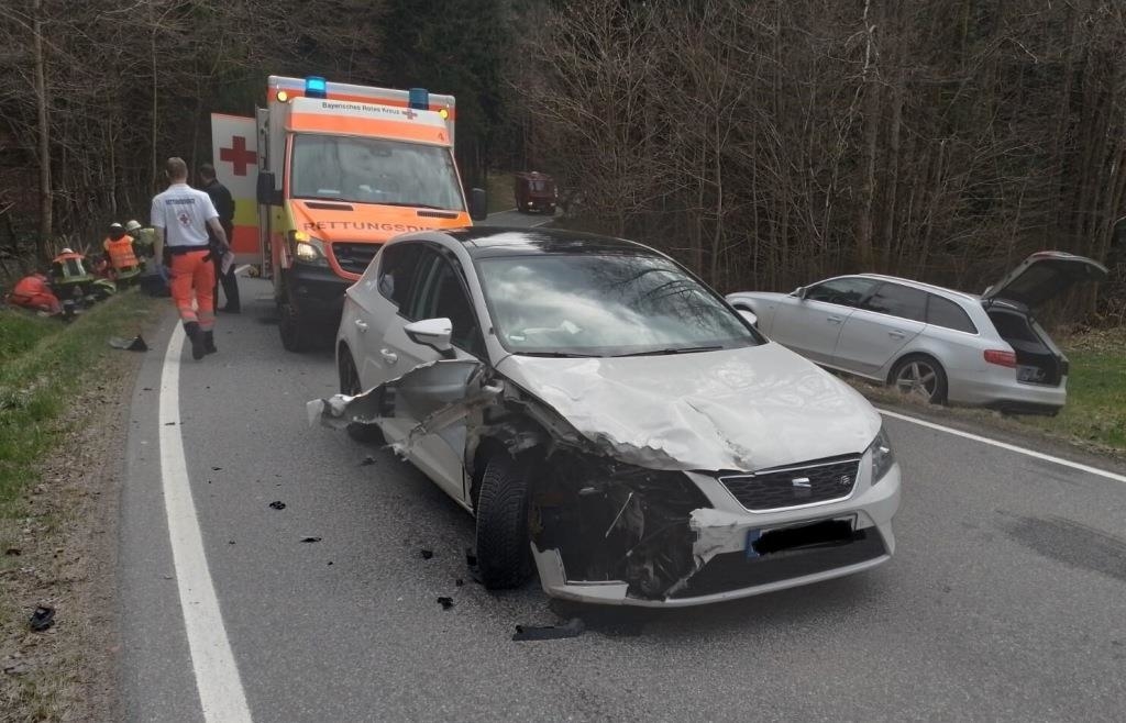 Unfall überschattet Ostersonntag: Motorradfahrerin bei Viechtach schwer verletzt