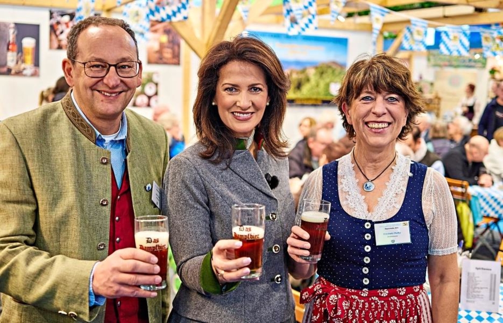 Berliner genießen Dampfbier aus Zwiesel