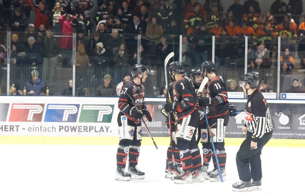 6:2! Black Hawks schießen Riessersee ab – und sammeln ganz viel ...