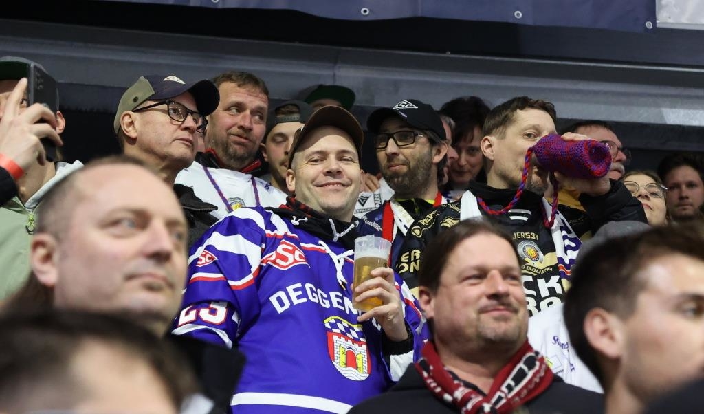 Viele Fans − aber Party machen nur die Trappers: Die Bilder rund ums ...