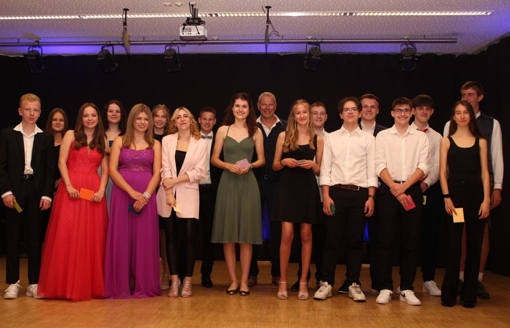 Realschule Viechtach verabschiedet 77 Zehntklässler: 17 schafften eine ...