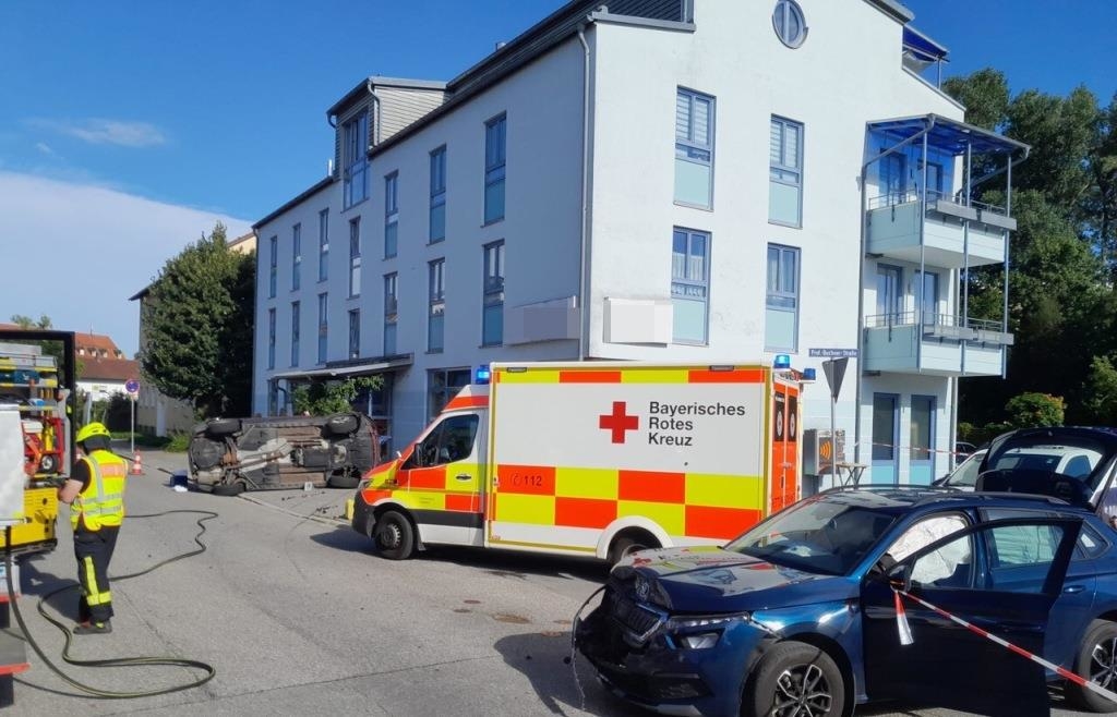 Auto landet bei Unfall in Landshut auf dem Dach – Fahrerin muss ins Krankenhaus
