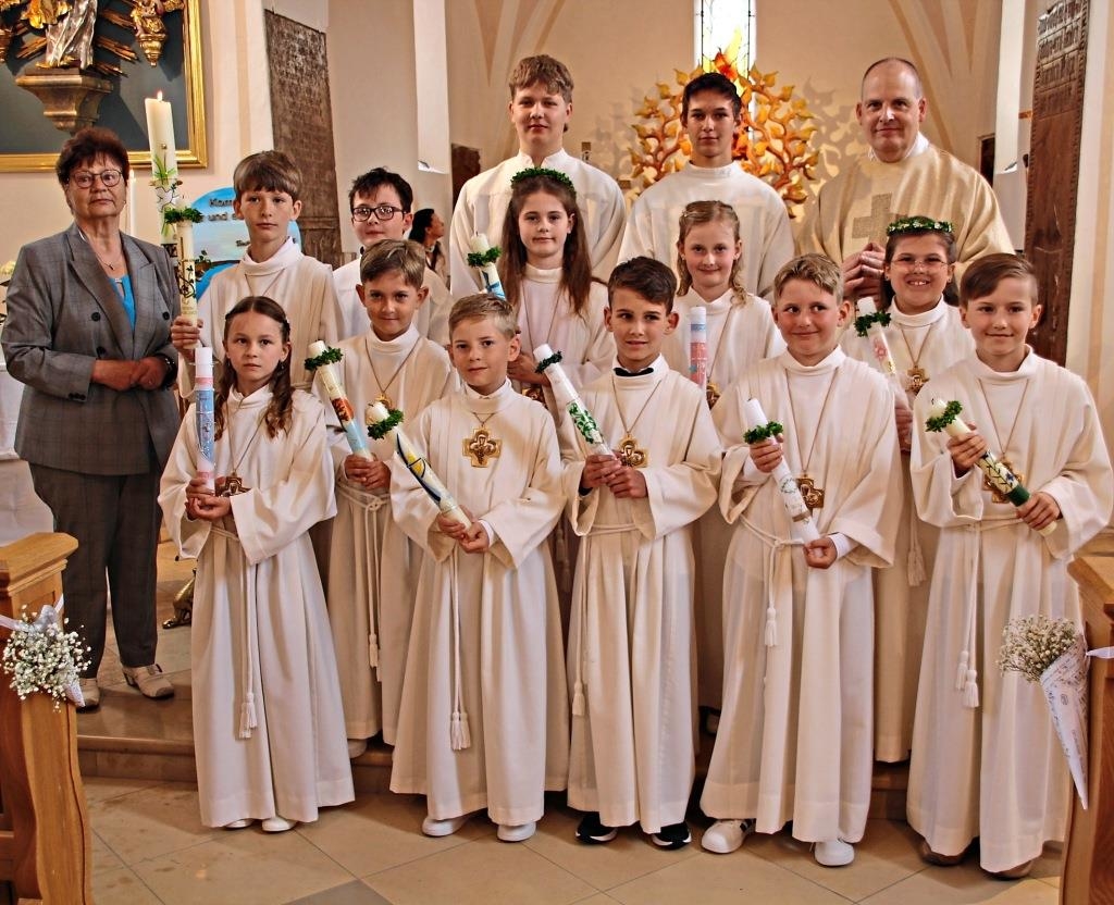Zehn Kinder erstmals am Tisch des Herrn