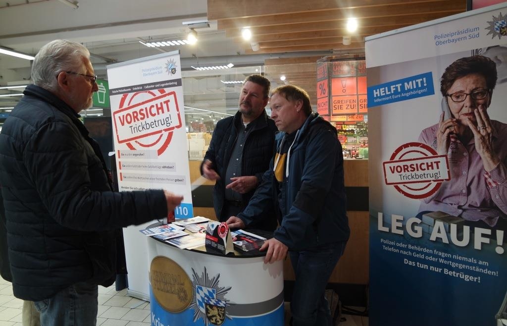 Woche zur Prävention des Telefonbetrugs: Polizeibeamte klären in Neuötting auf
