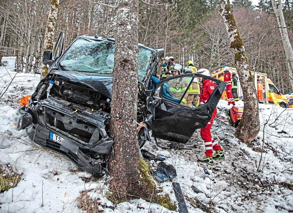 Kleinbus prallt gegen Baum
