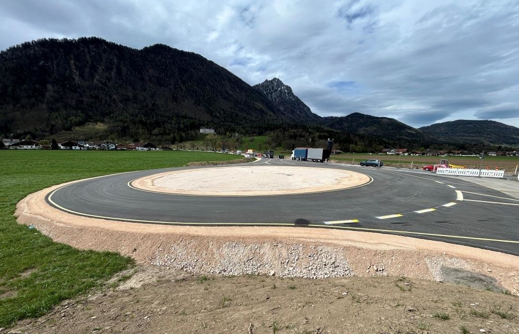 Behelfskreisel in Piding an der A8/B20 ist fertig: Aktuell wird der ...