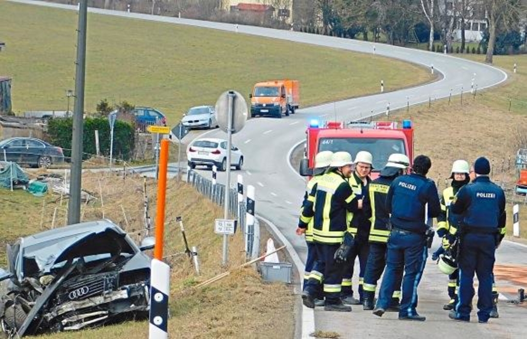 Frontalzusammenstoß im Gegenverkehr fordert acht Verletzte bei Schnaitsee