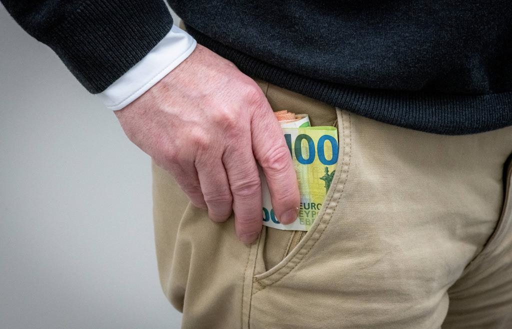 Mann (63) zecht in Grafenauer Kneipe und findet danach zu viel Bargeld ...