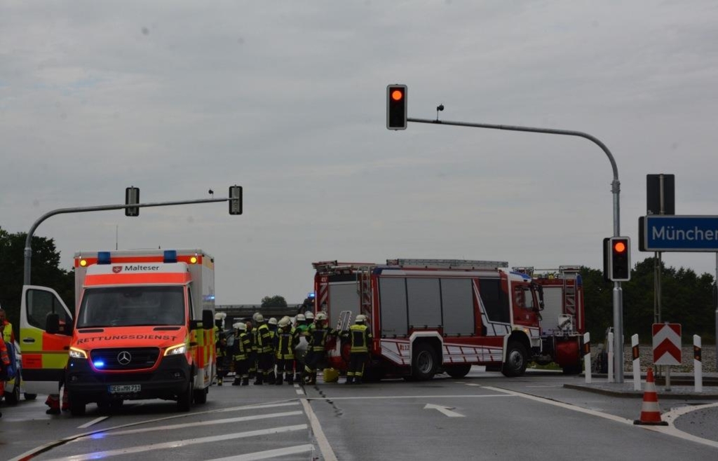Mann (84) stirbt bei schwerem Unfall an der Kreuzung A92 und B8 bei Stephansposching