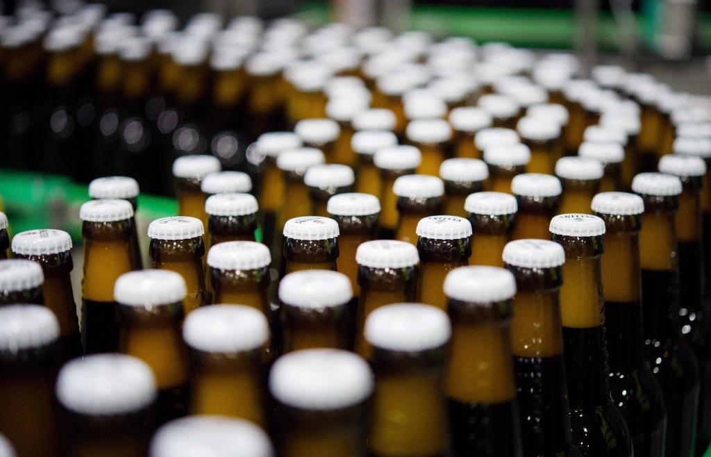 Arbeiter pinkelt in Malz-Ladung für berühmte Brauerei: Kollegen filmen ihn