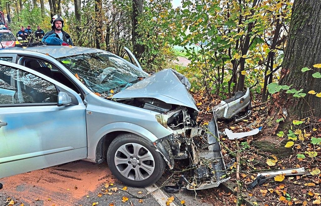 Unfall in Bad Griesbach: Auto kracht gegen Baum