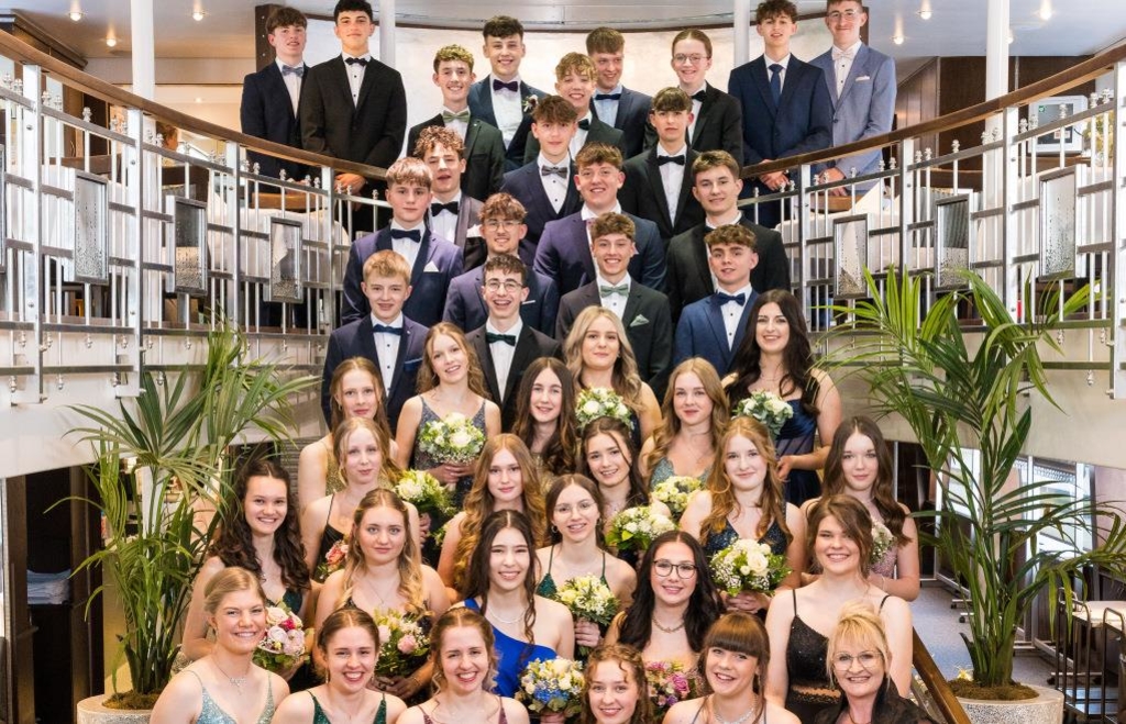 Freyunger Gymnasiasten auf Abschlusstanz am Schiff