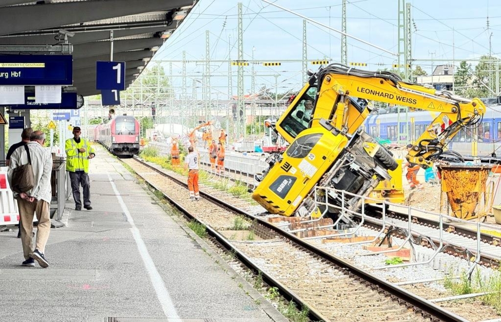 „Umfall“ im Freilassinger Bahnhof: Bagger stürzt und fällt in Gleis