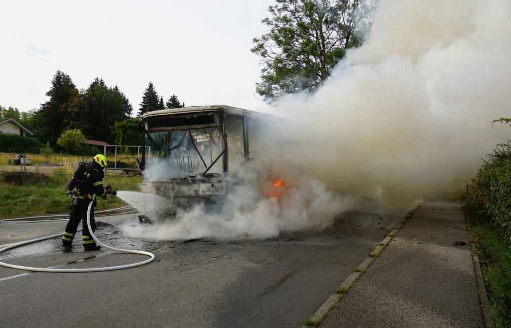 Schulbus in Regen brennt aus – Busfahrer bringt Kinder in Sicherheit