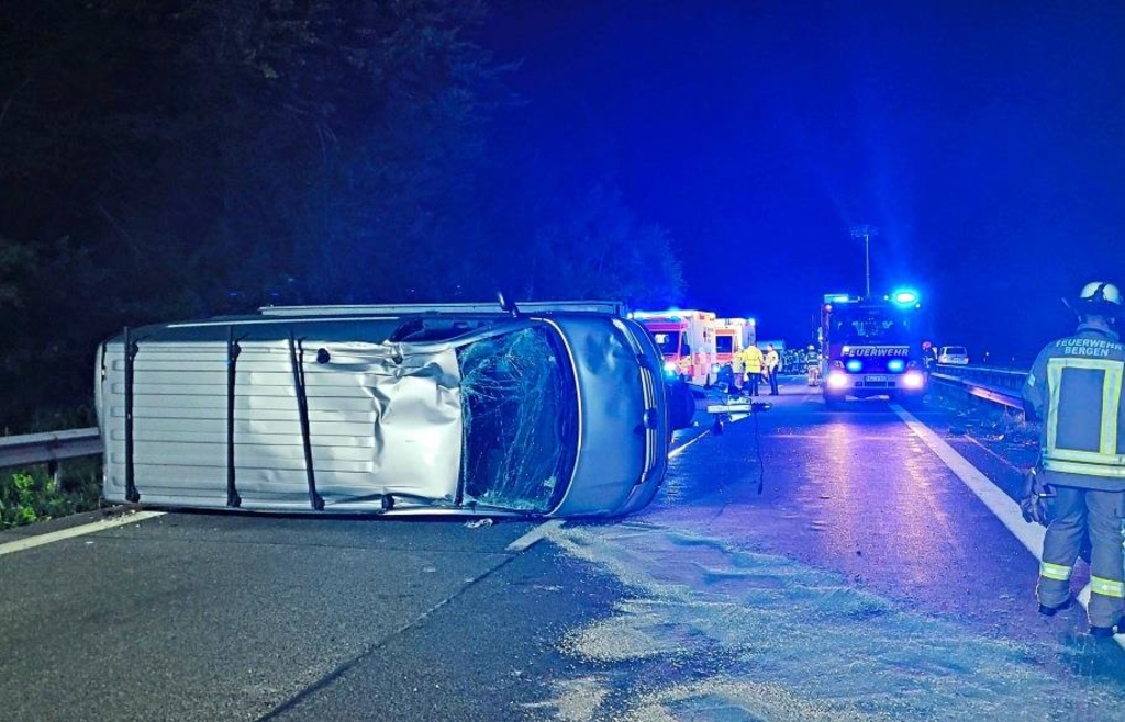 Zwei Leichtverletzte bei Auffahrunfall auf der A8