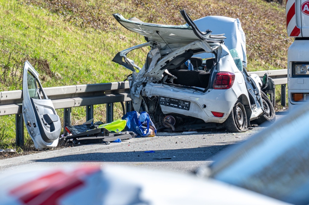 Sechs Verletzte nach Unfall mit Lastwagen und sechs Autos