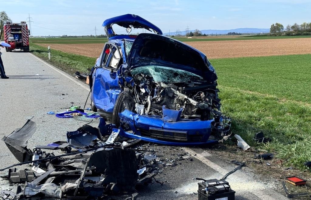 50.000 Euro Schaden: Frontalcrash mit drei Schwerverletzten im Landkreis Deggendorf