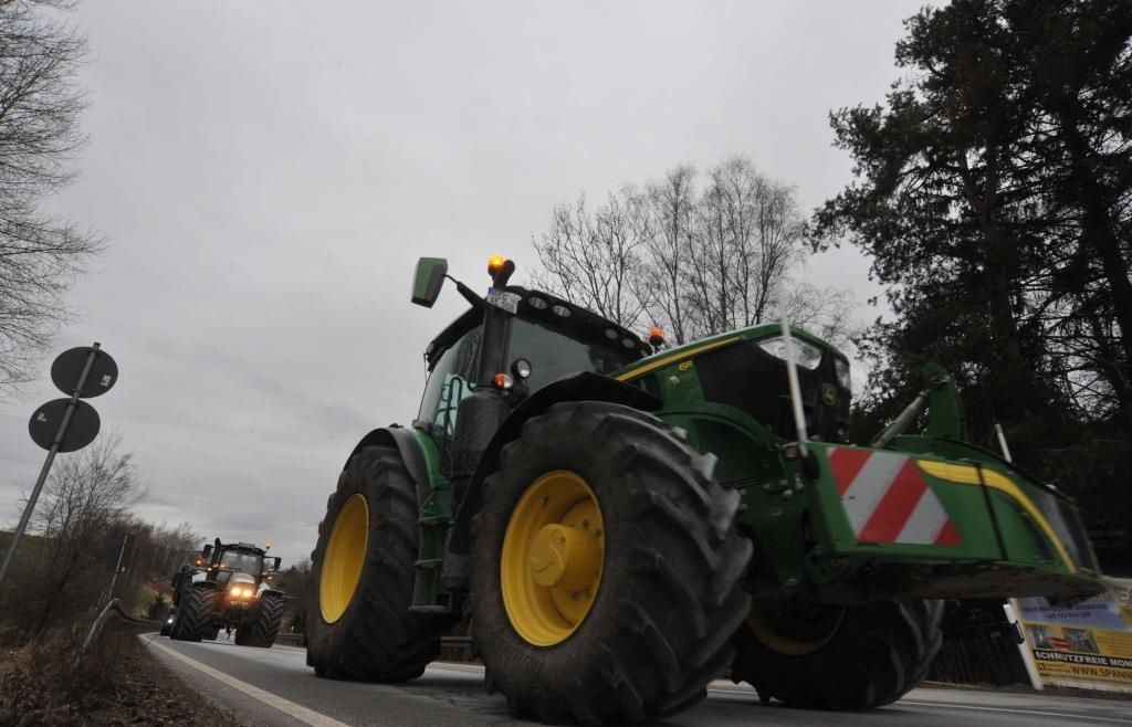 Traktoren rollen zwei Stunden lang durch Regen