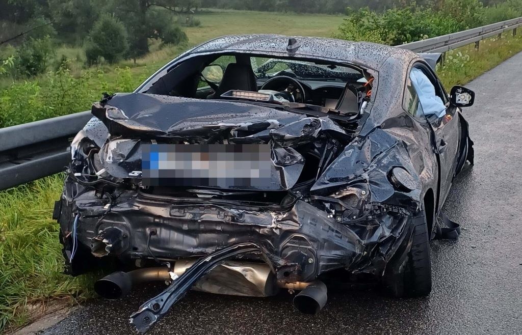 Mann (21) schrottet Sportwagen bei Neuötting – Weiterer Unfall mit Taxi auf regennasser A94