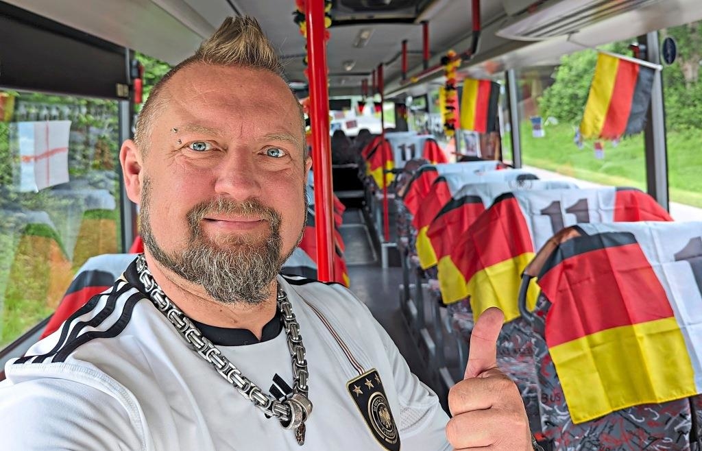 Schulbus in Schwarz-rot-gold: Im Landkreis Traunstein gibt’s ein ...