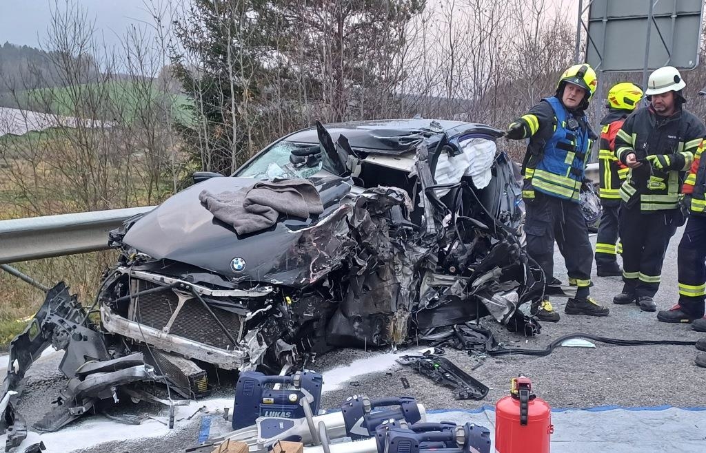 Schwerer Unfall auf A3-Zubringer: BMW-Fahrer übersah beim Überholen Lkw