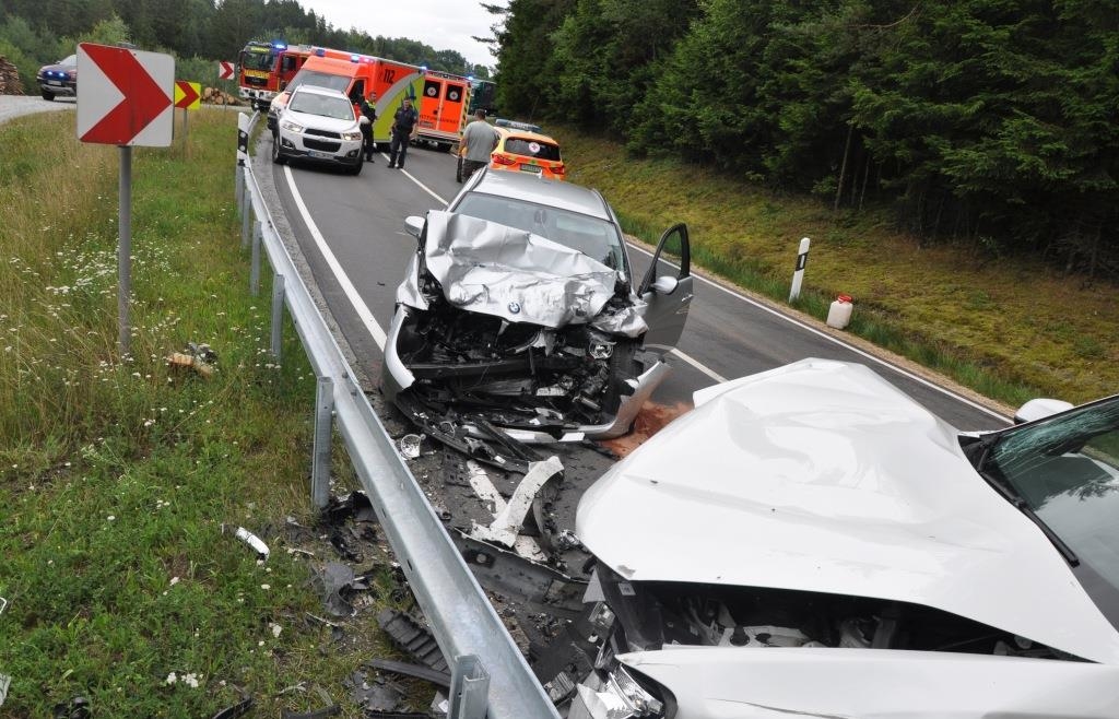 Vier Verletzte bei Frontalkollision auf der Bundesstraße 11 bei Regen