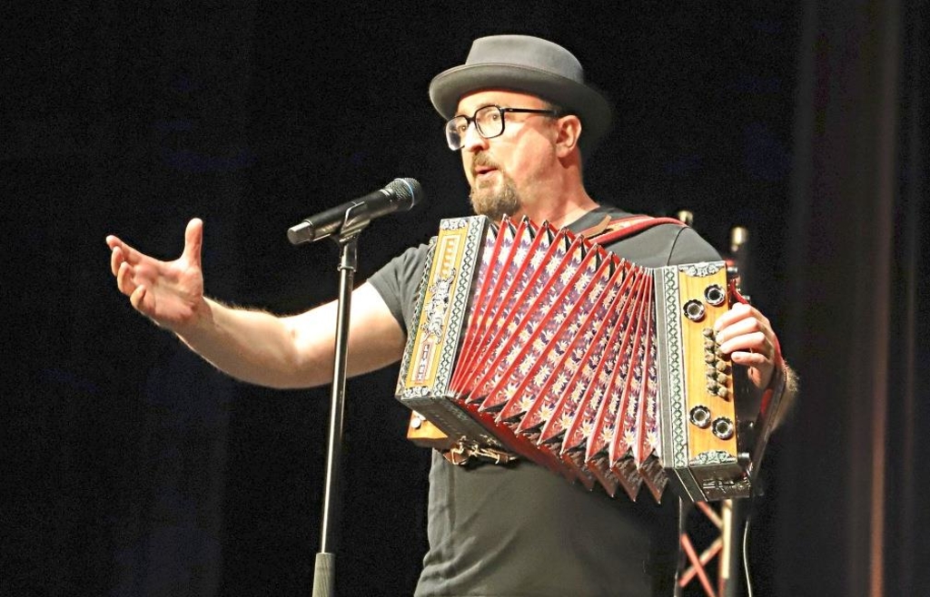 Viel Dialekt, Dorfgeschichten und Musik: Binser begeistert in ...