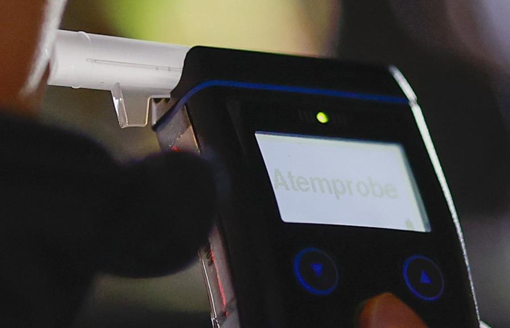 Betrunkener Autofahrer auf der B304 kann bei Polizeikontrolle weder Tür noch Fenster öffnen