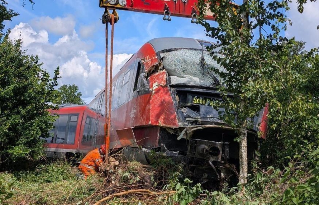 Schwerer Zug-Unfall bei Pocking: Foto-Eindrücke der aufwendigen Bergung
